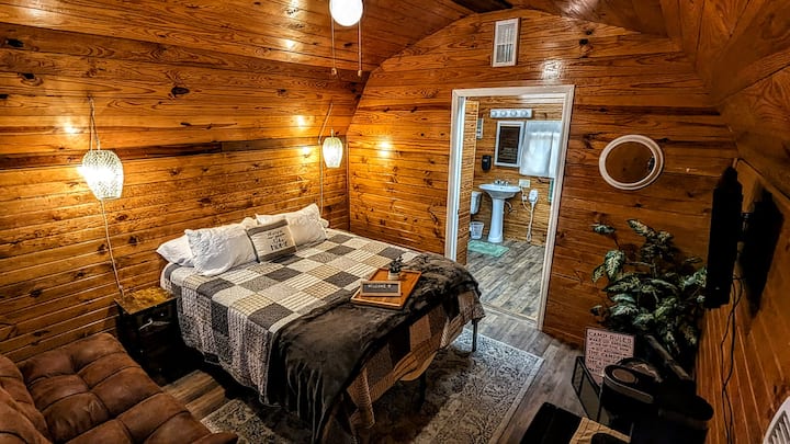 Cozy Couples Cabin Near Nashville (Cabin #3) - Nashville, TN
