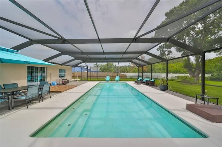 Apollo Beach Pool & Game Room Oasis - Apollo Beach, FL