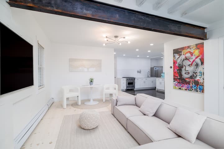 The Beach House 4 Bed 2 Bath W/ Driveway - Long Beach