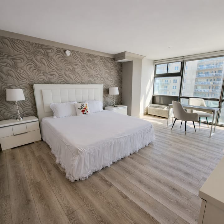 Beach-side Condo W/ Ocean-view! - Daytona Beach Shores, FL