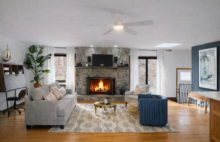 Bogus Hill Getaway · Quiet Woodland Retreat - Brookfield, CT
