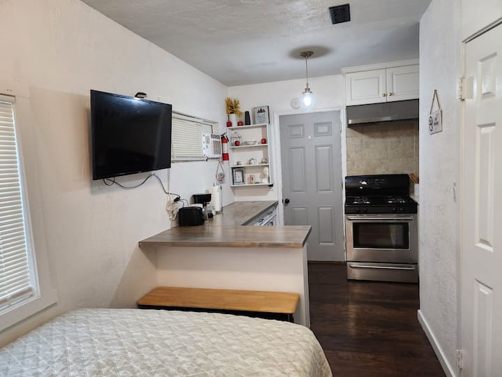 Cozy Attached Studio With Independent Entrance - 랭커스터