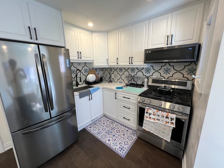 Spacious Sunny Room Near Uoft & Subway & Casa Loma - Toronto