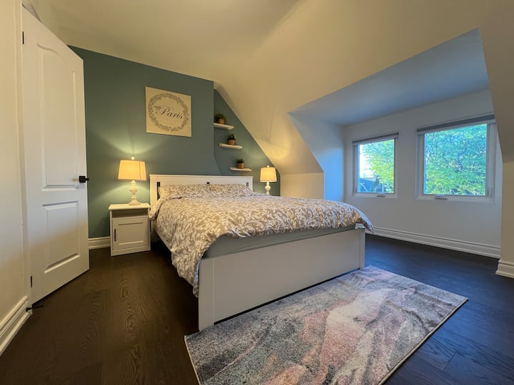 Spacious Sunny Room Near Uoft & Subway & Casa Loma - Toronto