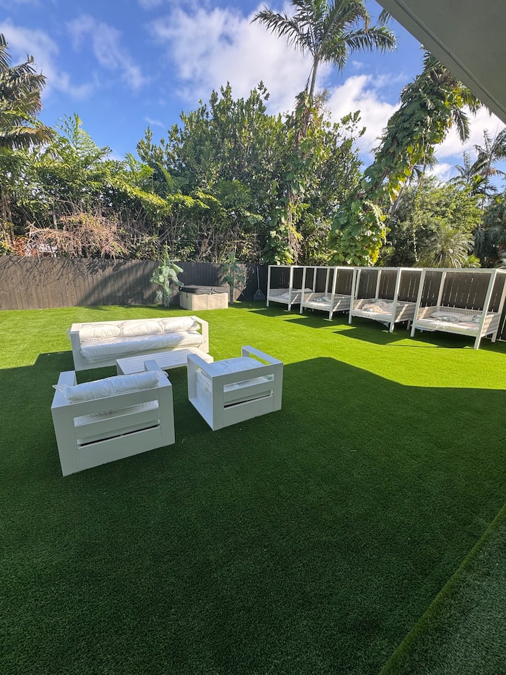Magical 2 Bedroom Beach Th Villa (+Pull Out Couch) - Miami, FL