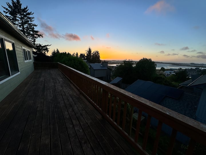 Bay View With Home Theater And Arcade - Coos Bay, OR