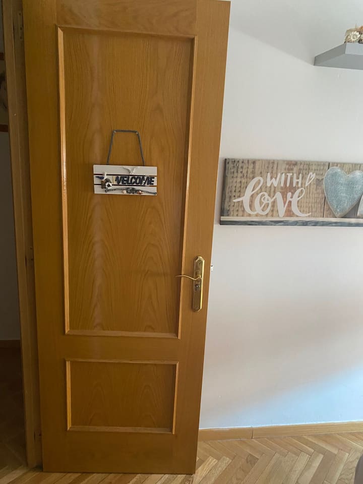 Habitacion Cama King. Luminosa. Cerradura Puerta - Alcalá de Henares
