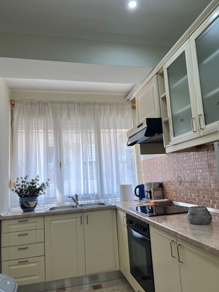 Living Blloku: Sleek & Comfortable Apartment - Tirana