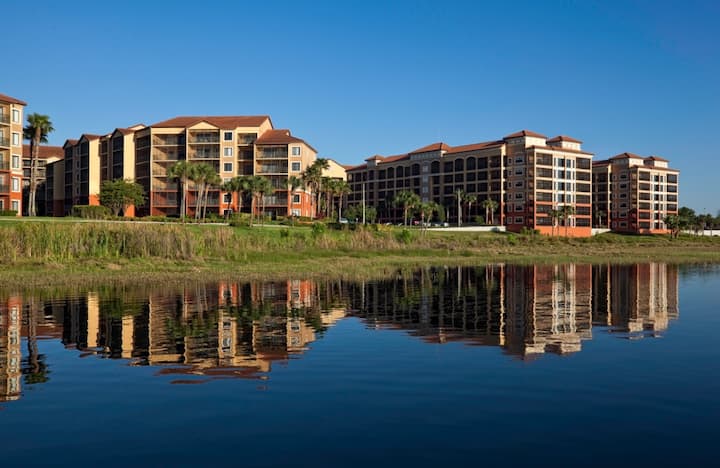 Lakefront Orlando 2-bdrm Villa Near Disney - Orlando, FL