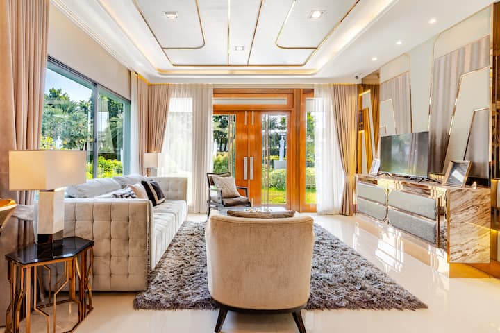Luxury Pool Villa Near Airport | Cinema Room - Lat Krabang