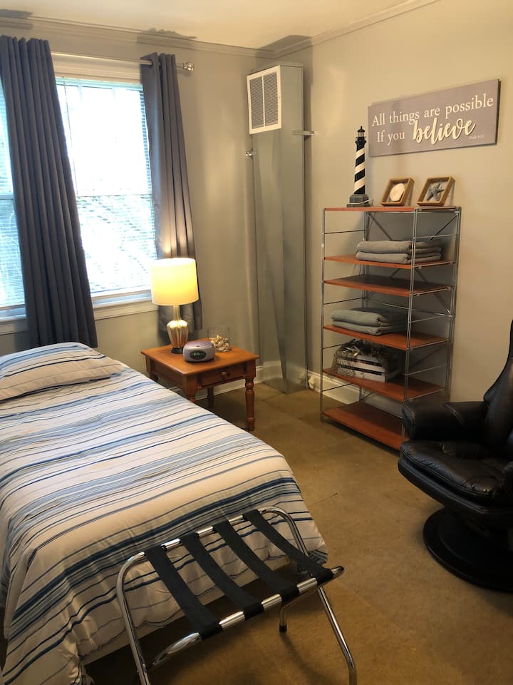 Spacious 2-br Apt On 2nd Floor, Parking, Porch - Sewickley, PA