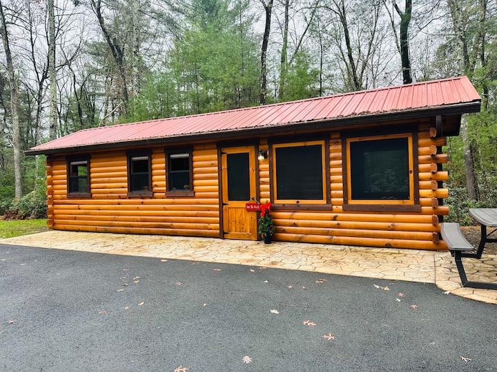 Into The Woods Cabin - Highland Lake, NY