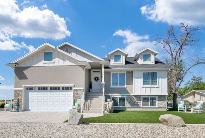 Entire Home  *Sleeps 16 *Firepit*hottub *Pooltable - Ogden, UT