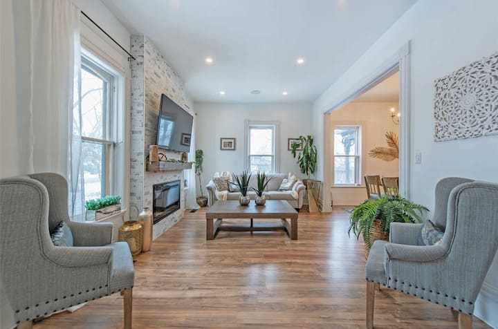 Beautiful Modern Century Home - St. Thomas