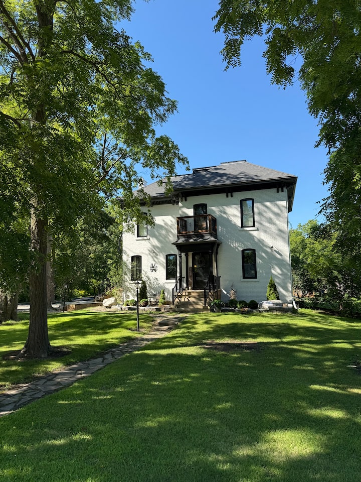 Beautiful Modern Century Home - St. Thomas
