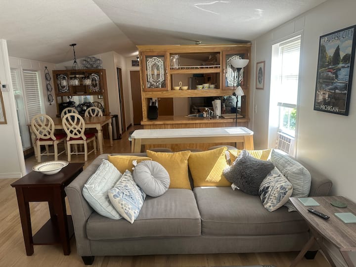 Cozy 2 B/r Mobile Home In The Cherry Capitol! - Traverse City, MI