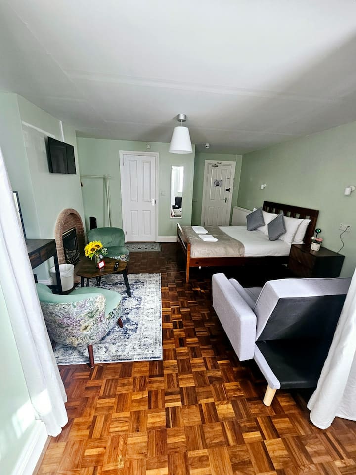 Seaside Escape | Ensuite Double Room (Basement) - Portsmouth