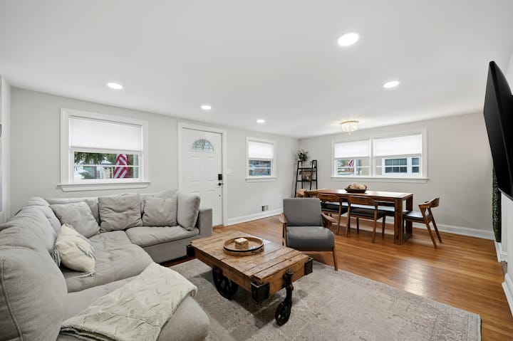 Historic Leesburg Cottage | Yard & Fire Pit - Leesburg, VA