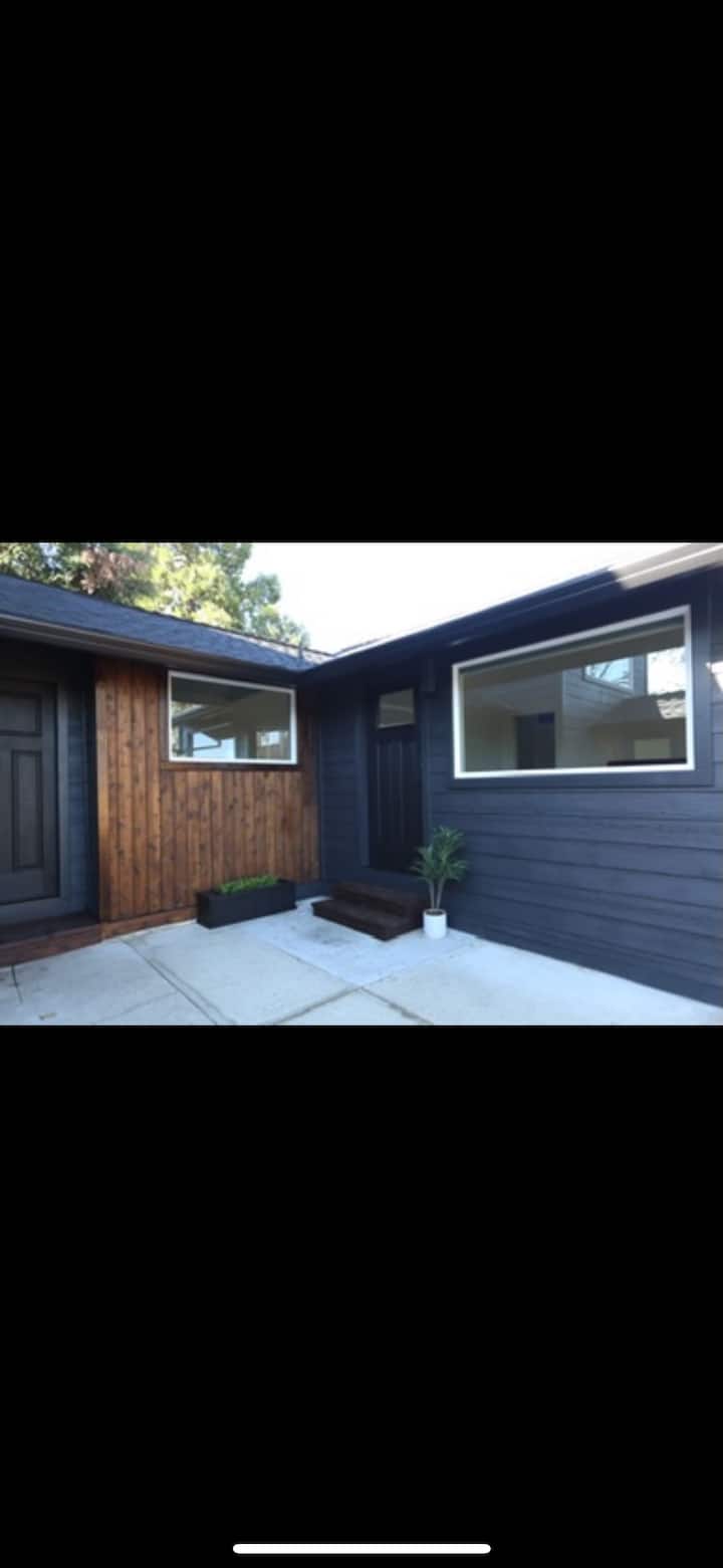 Modern 1 Bedroom Duplex Near Downtown - Redding, CA