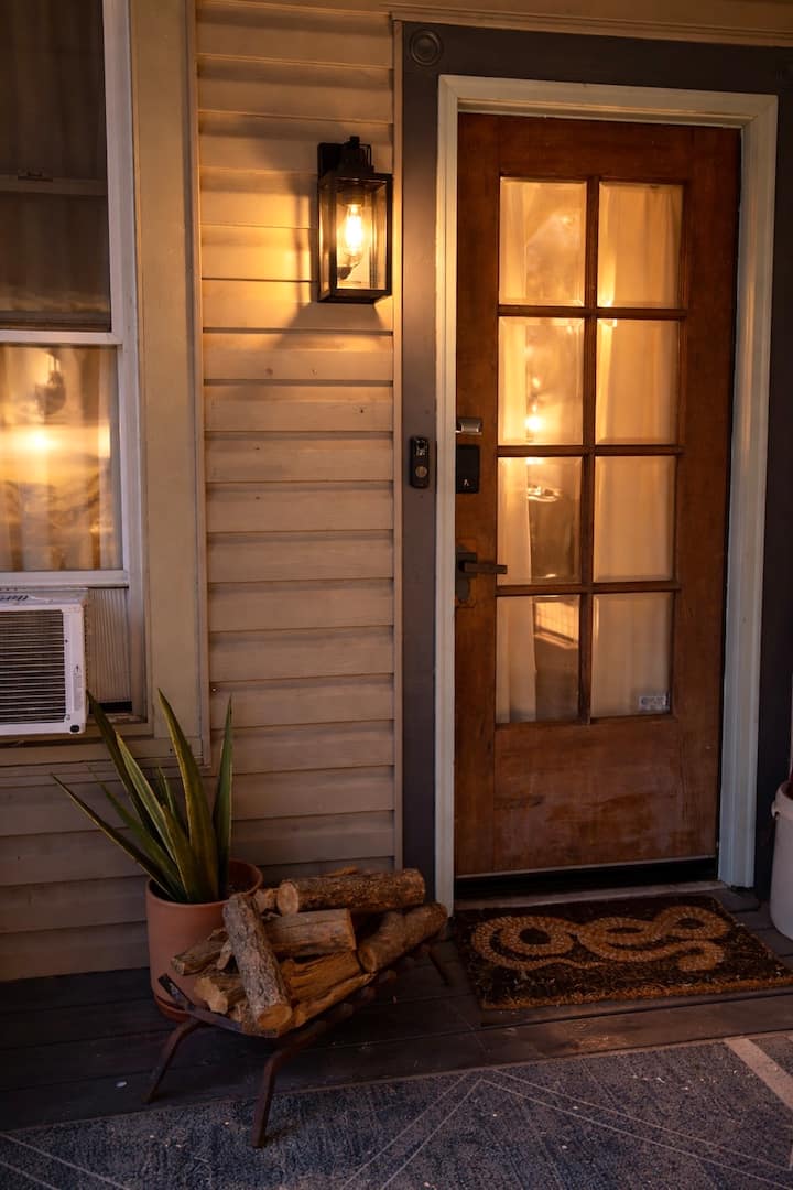 Faye Social House Private Front Porch Guest Suite - Fayetteville, AR