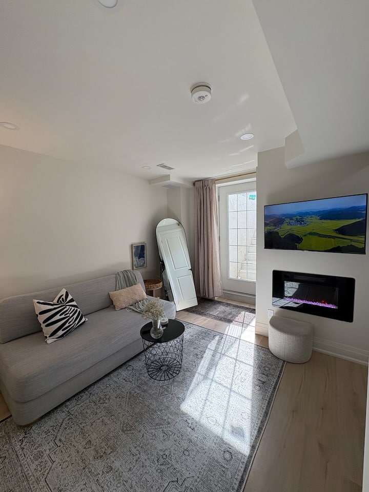 Contemporary 2 Bed Suite - Parking, Transit & Go - Vaughan