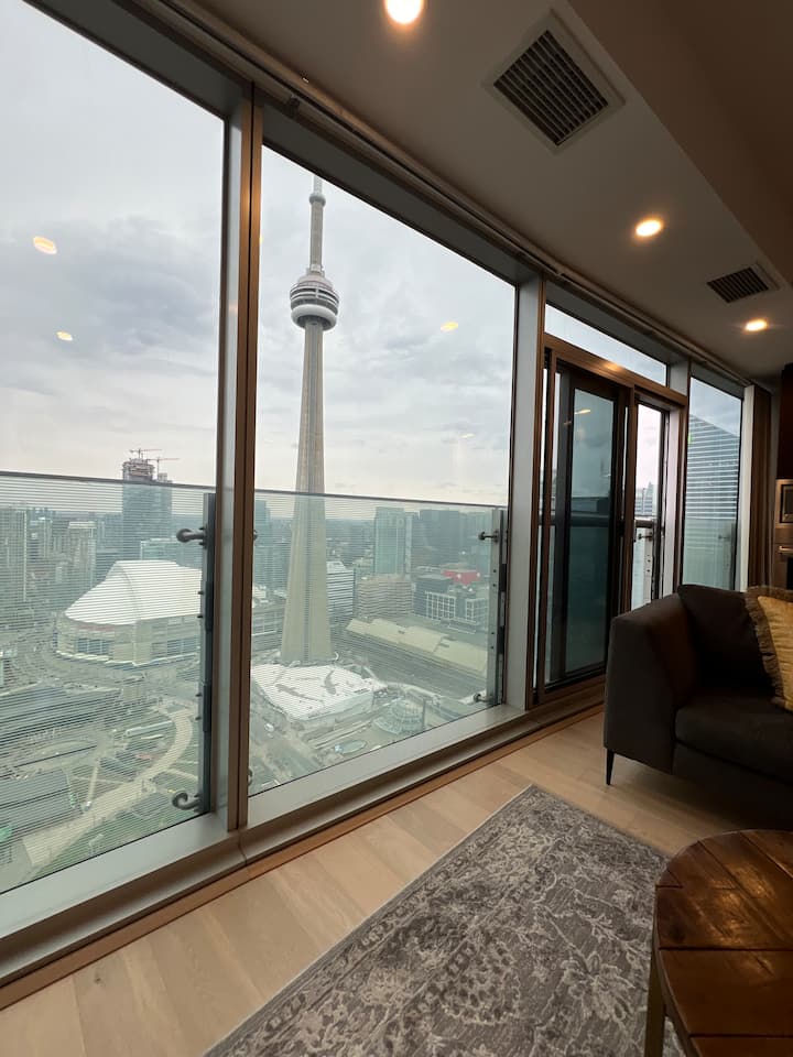 Urban Oasis: Stunning Cn Tower & Lake Views - Toronto