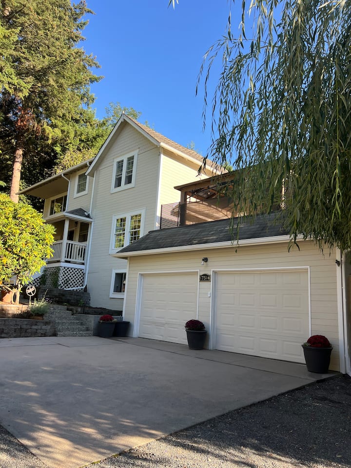 Beautiful Downtown Bothell Riverside Trail Home - Bothell, WA
