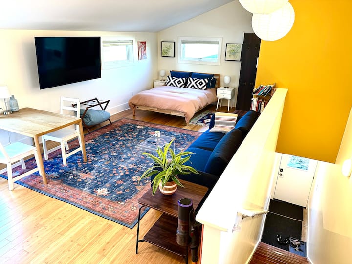 Sunny Farmhouse Loft, Walk To Lake & Light Rail - Ballard - Seattle