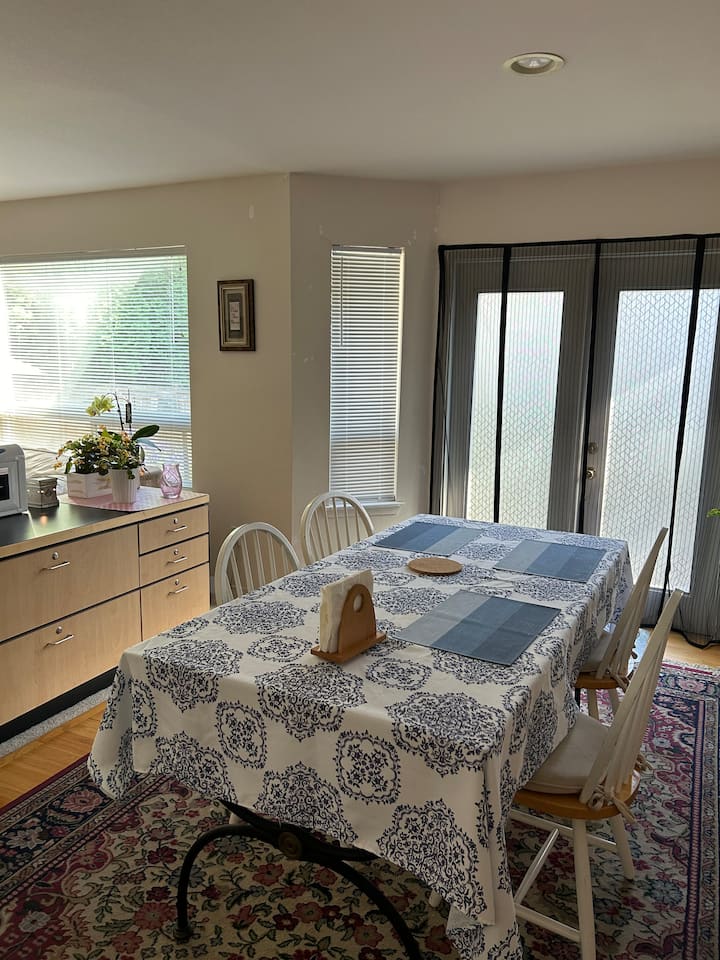 Graceful Stays Airbnb, Room 2b - Redmond, WA