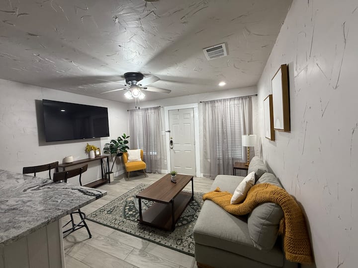 Warm & Cozy Place Just 2 Minutes From Cowtown - Lake Worth, TX