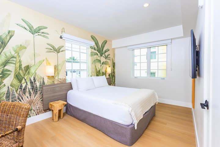 Queen Bed Deluxe - Miami Beach, FL