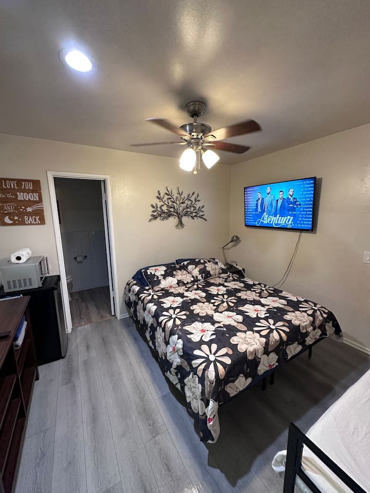 Private Bath + Entry, Clean Room - Anaheim, CA