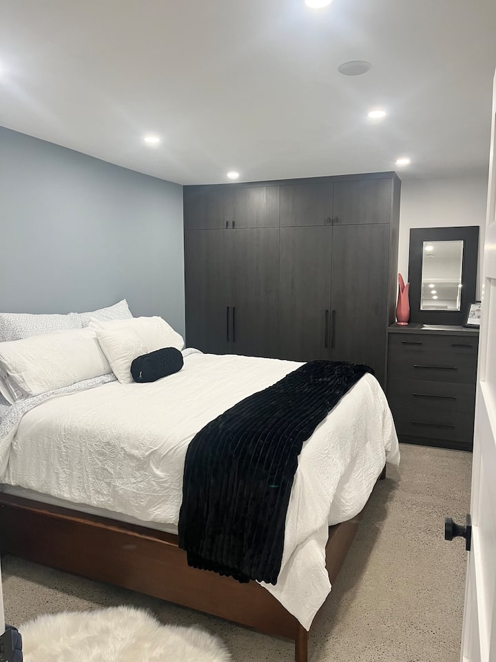 Trendy Bloorcourt Apartment - Toronto
