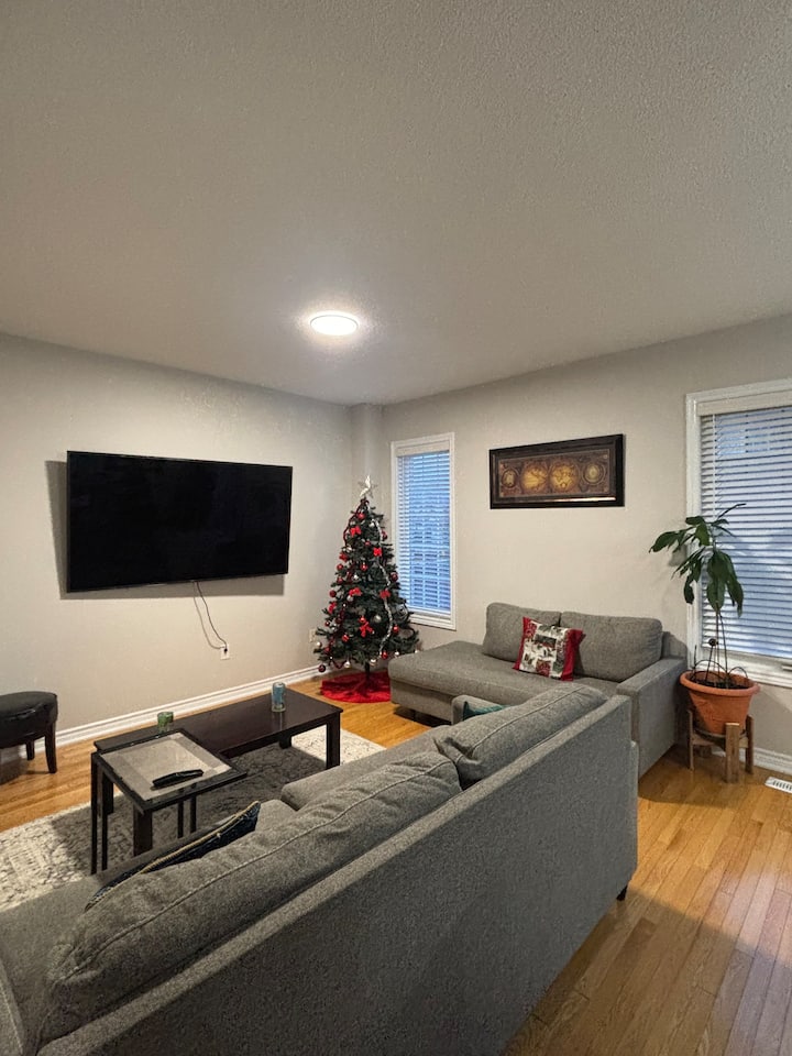 Homey House In Brampton - Bolton, ON, Canada