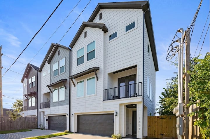 Modern Townhome Minutes From Downtown! - Houston