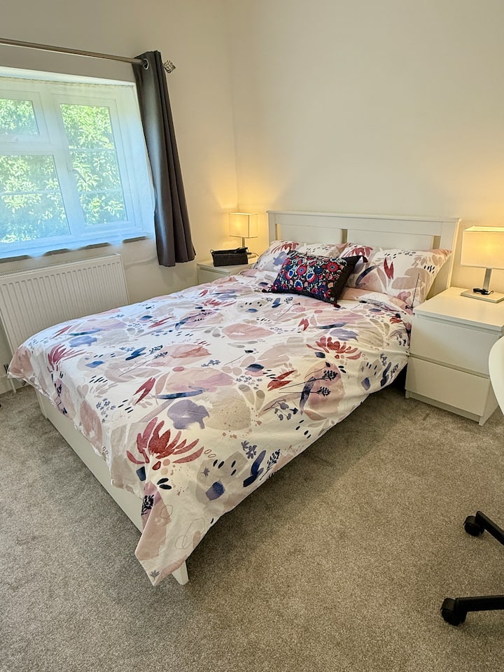 Bright Double Bedroom In Milford - 고덜밍