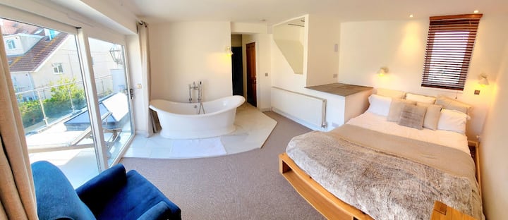 Superking Size Ensuite With Sun Terrace - Llandudno