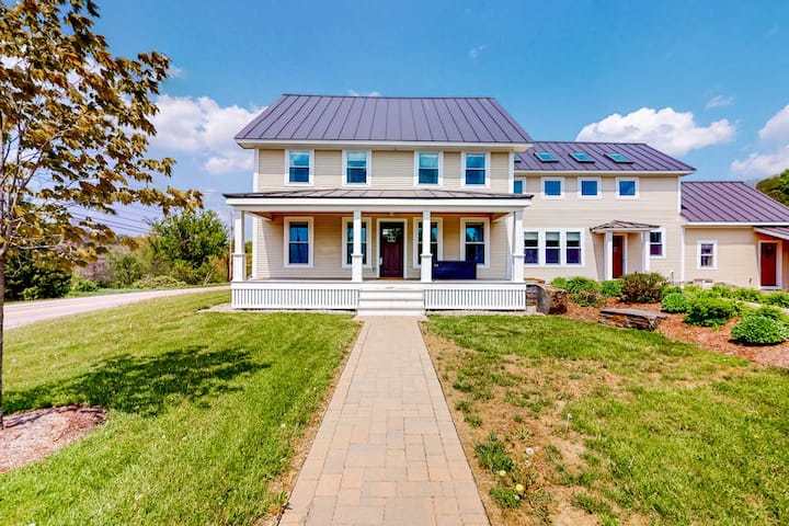 Vintage 3br Mountainview | Deck | - Waterbury Village Historic District