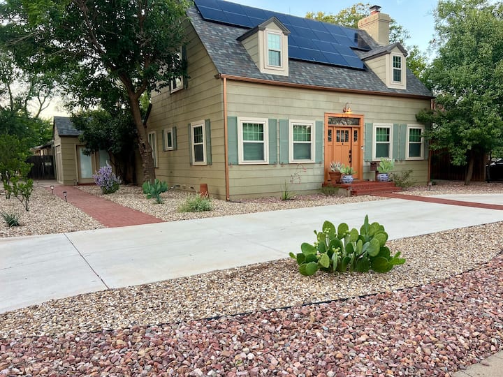 Red Raider Storybook House - 러벅