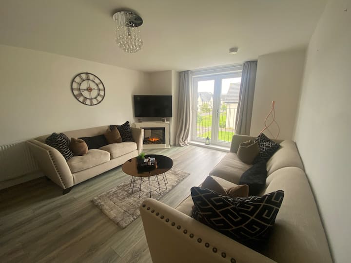 2 Bed Modern Apartment - Queensferry