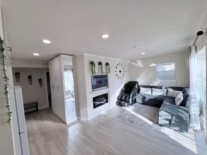 Brand New Cozy Casa With Massage Chair/xbox/bidet. - Pacifica, CA