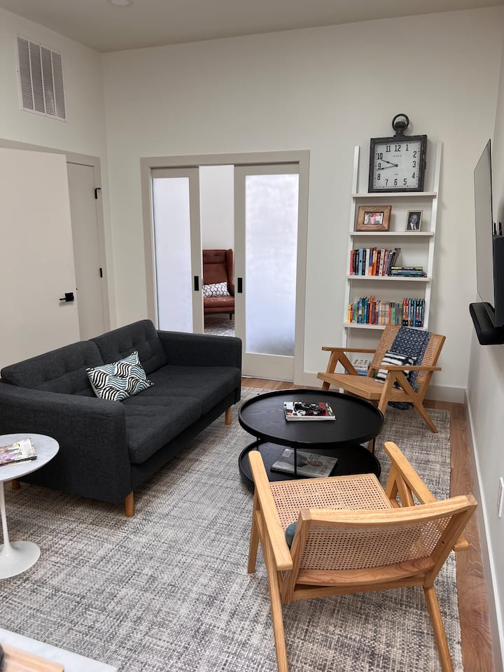 New Light-filled Cap Hill Apt (2 Bd)+ Parking - Washington, D.C.