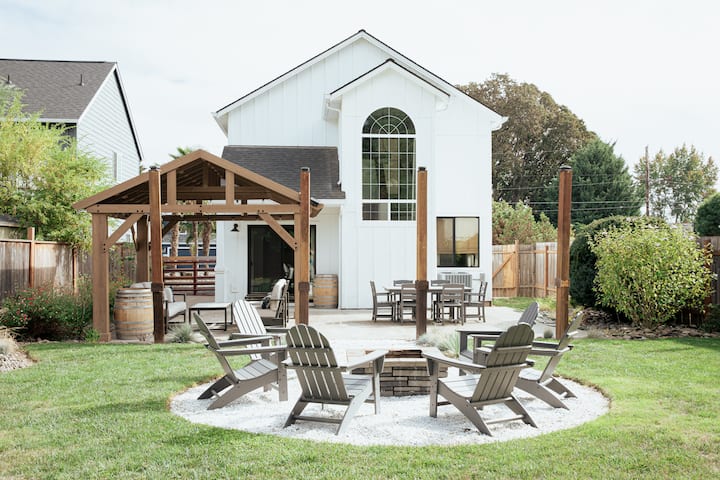 Walk To Wineries | Outdoor Gazebo & Firepit - Dundee, OR