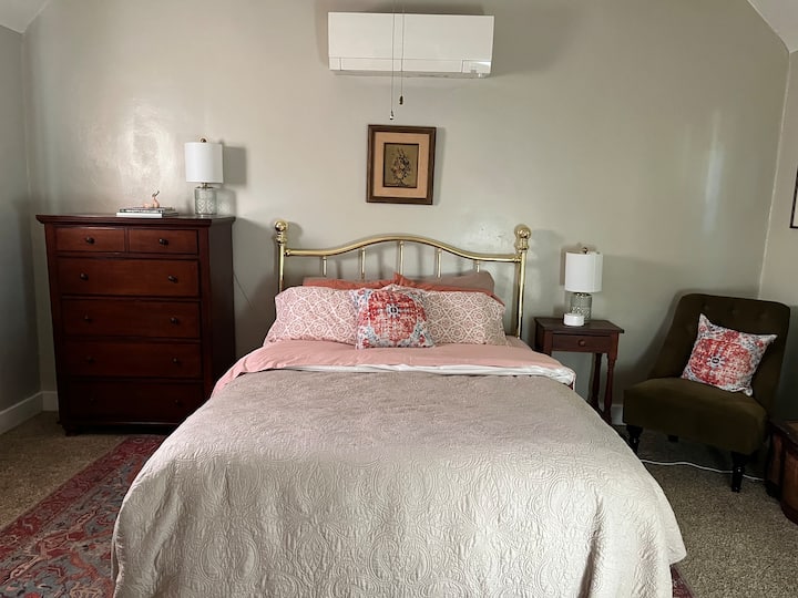 Cozy Bevo Cottage - St. Louis, MO