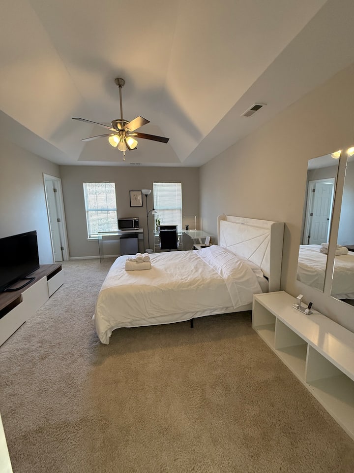 Master Bedroom In Home With Private Bath - Charlotte, NC