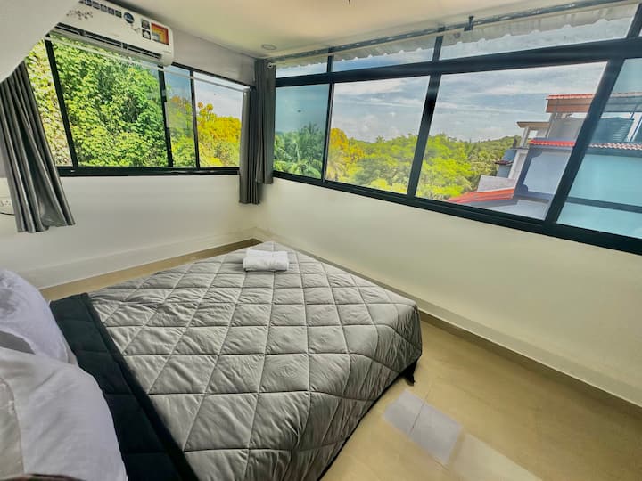 Airy Suite | Studio Pent| Pool | Beach 8 Mins Walk - Goa