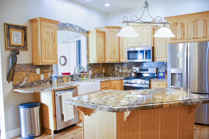 Spacious 6br Home| 6.5 Baths Perfect For Big Group - Cedar City, UT