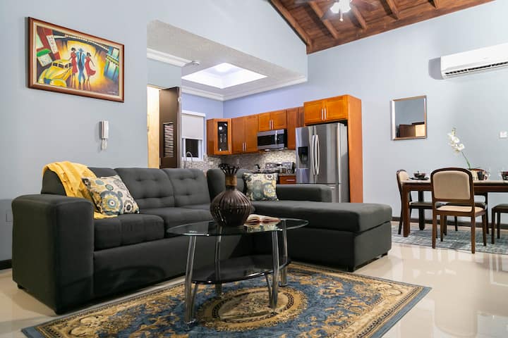 Comfy 1000sq Ft 1bd|1.5bth W/pool 24/7 Sec. - Kingston, Jamaica