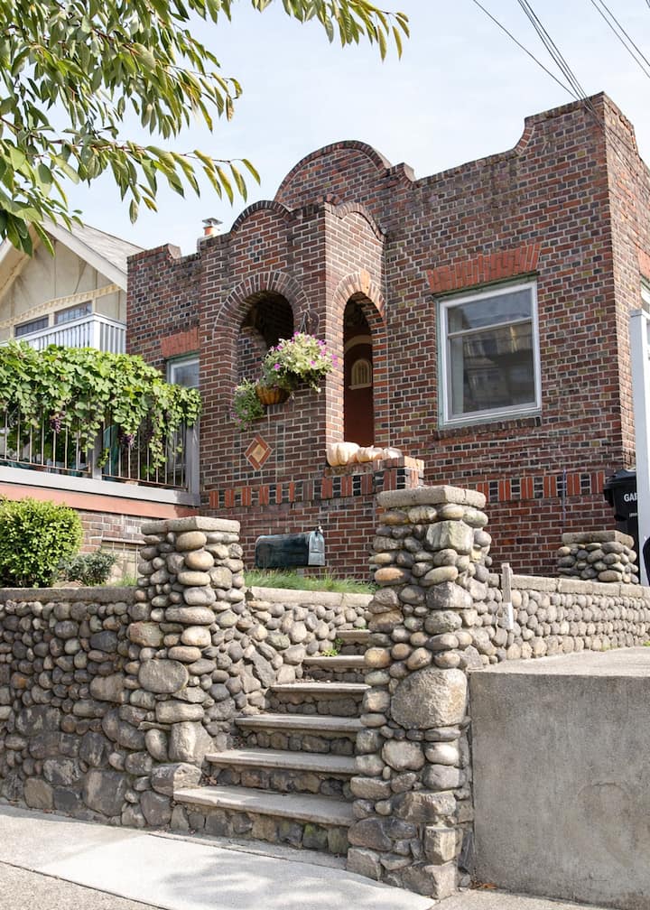 Historic Spanish-style Home Near Lake Union - Pioneer Square - Seattle