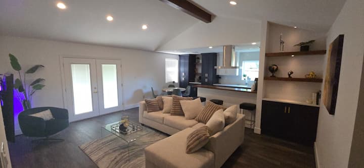 Modern Oasis 2bdrm Home. Huge Yard/ Dog Friendly - Fort Bend Houston - Houston